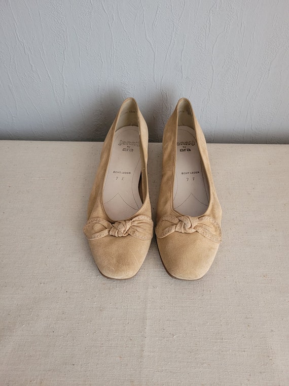 Vintage Suede Leather Pumps in Tan | Round Toe Low He… - Gem