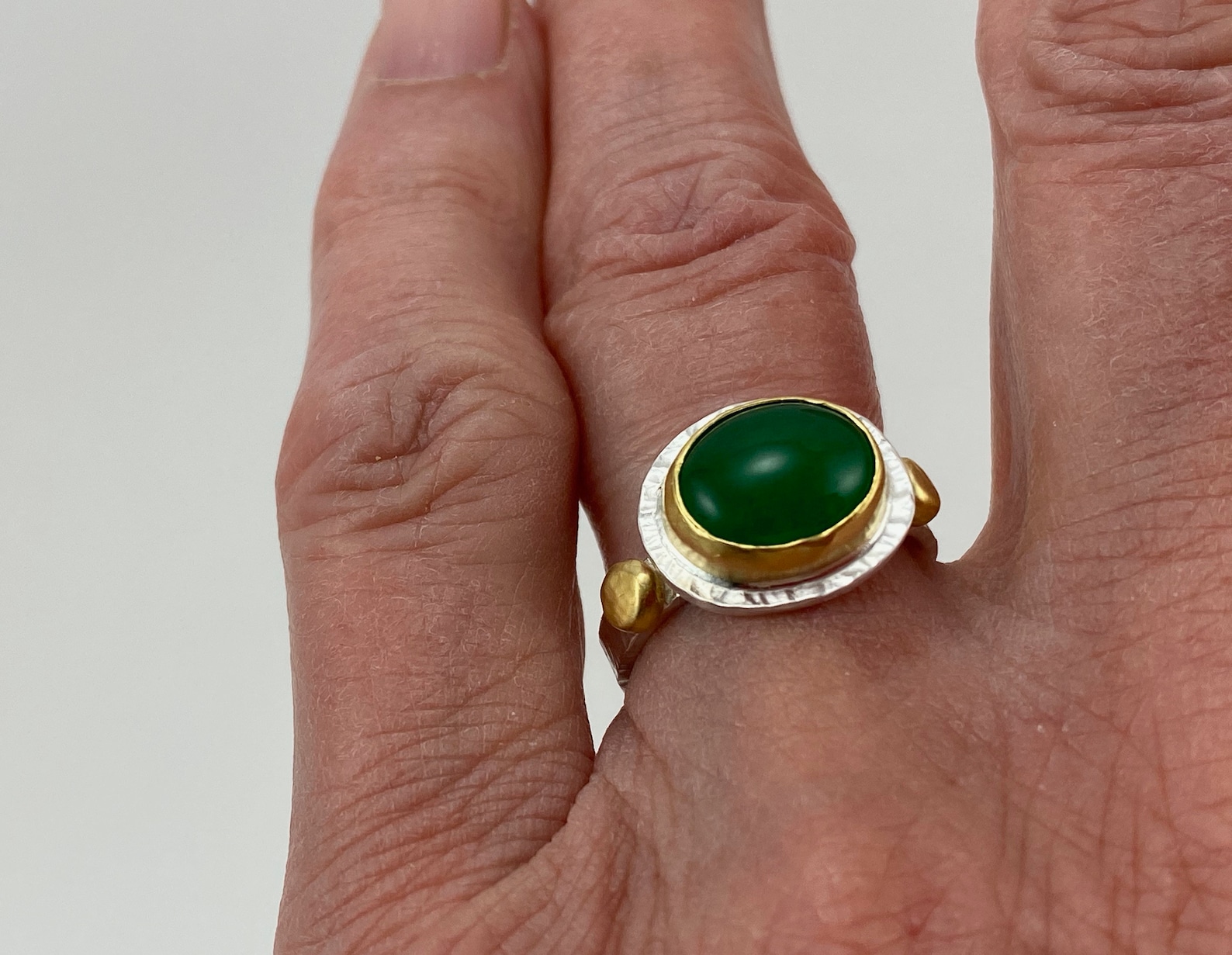 Anillo de piedra verde anillo de jade anillo de talla 6 3/4 | Etsy