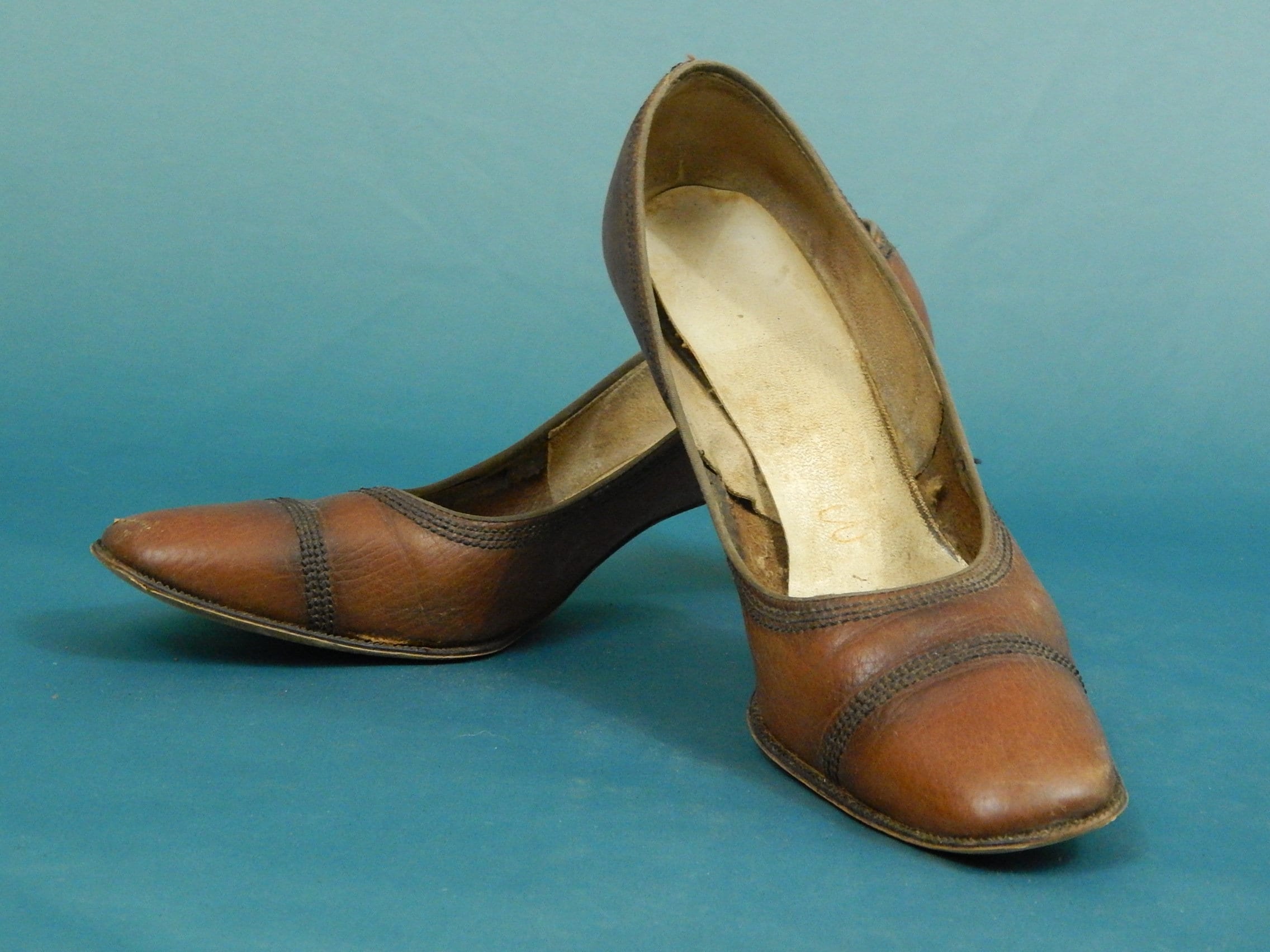 Brown Rounded Toe Pumps 7.5 AA Narrow Fifties Heels Black Top - Etsy México