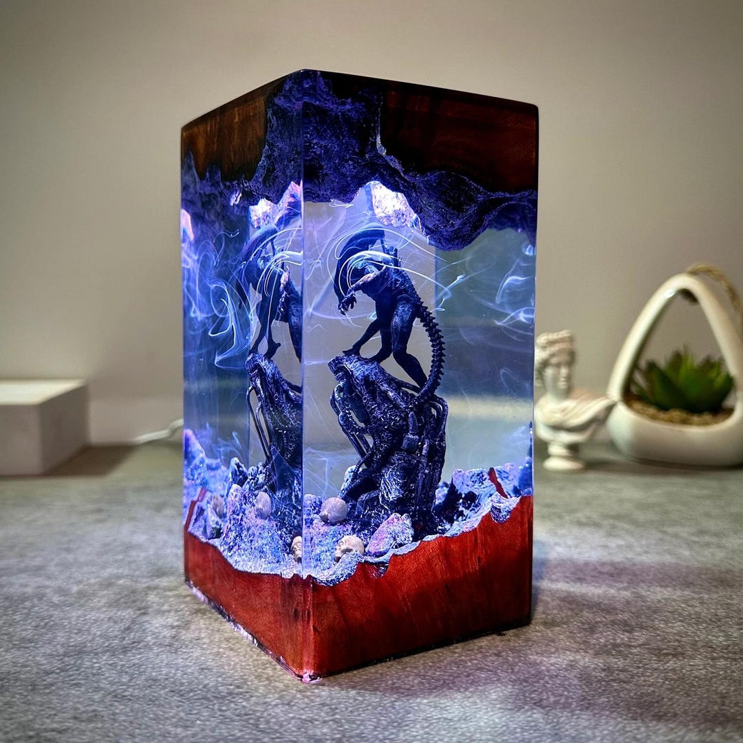 Xenomorph Alien Resin Lamp | Sci-fi LED Diorama Light | Handmade Horror ...