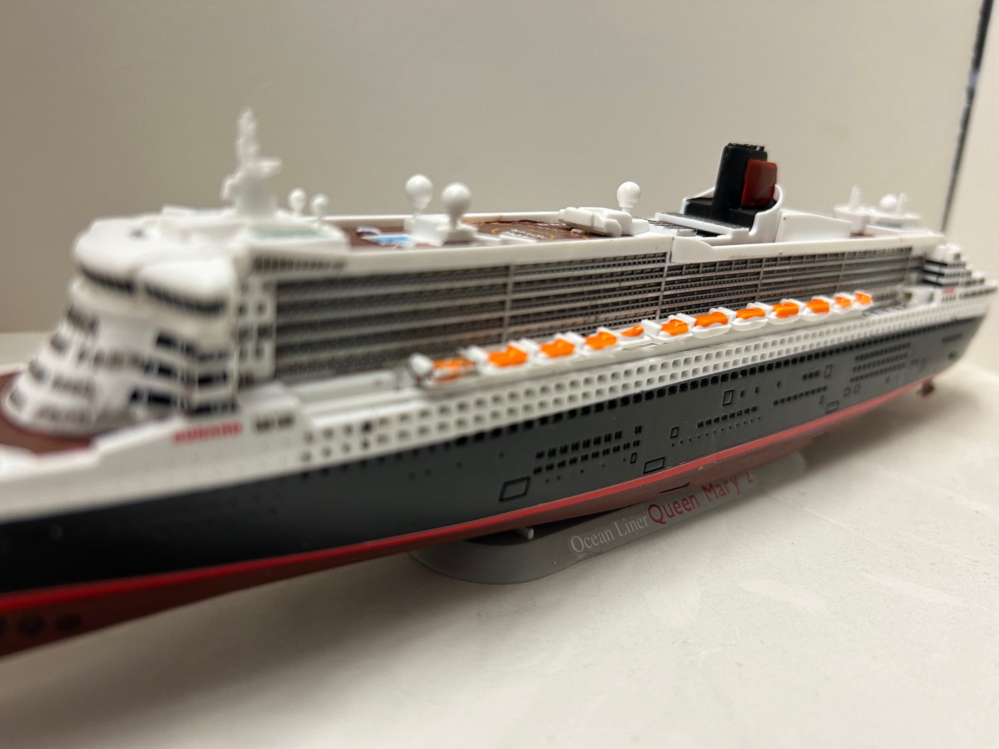 Queen Mary 2 Ocean Liner Plastic Scale Model 1/1200 Scale 11 Inches ...