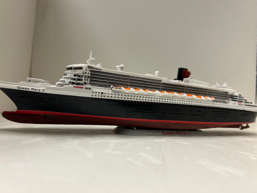 Queen Mary 2 Ocean Liner Plastic Scale Model- 1/1200 Scale- 11 Inches ...