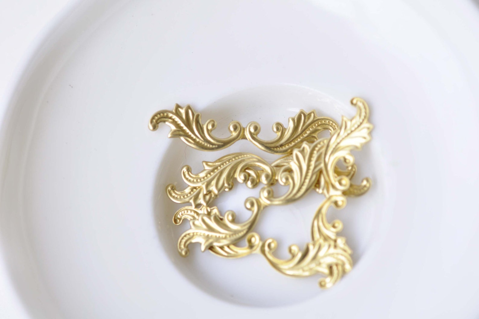 20 Pcs Raw Brass Fancy Leaf Vine Stamping Embellishments 7x30mm A8591 ...