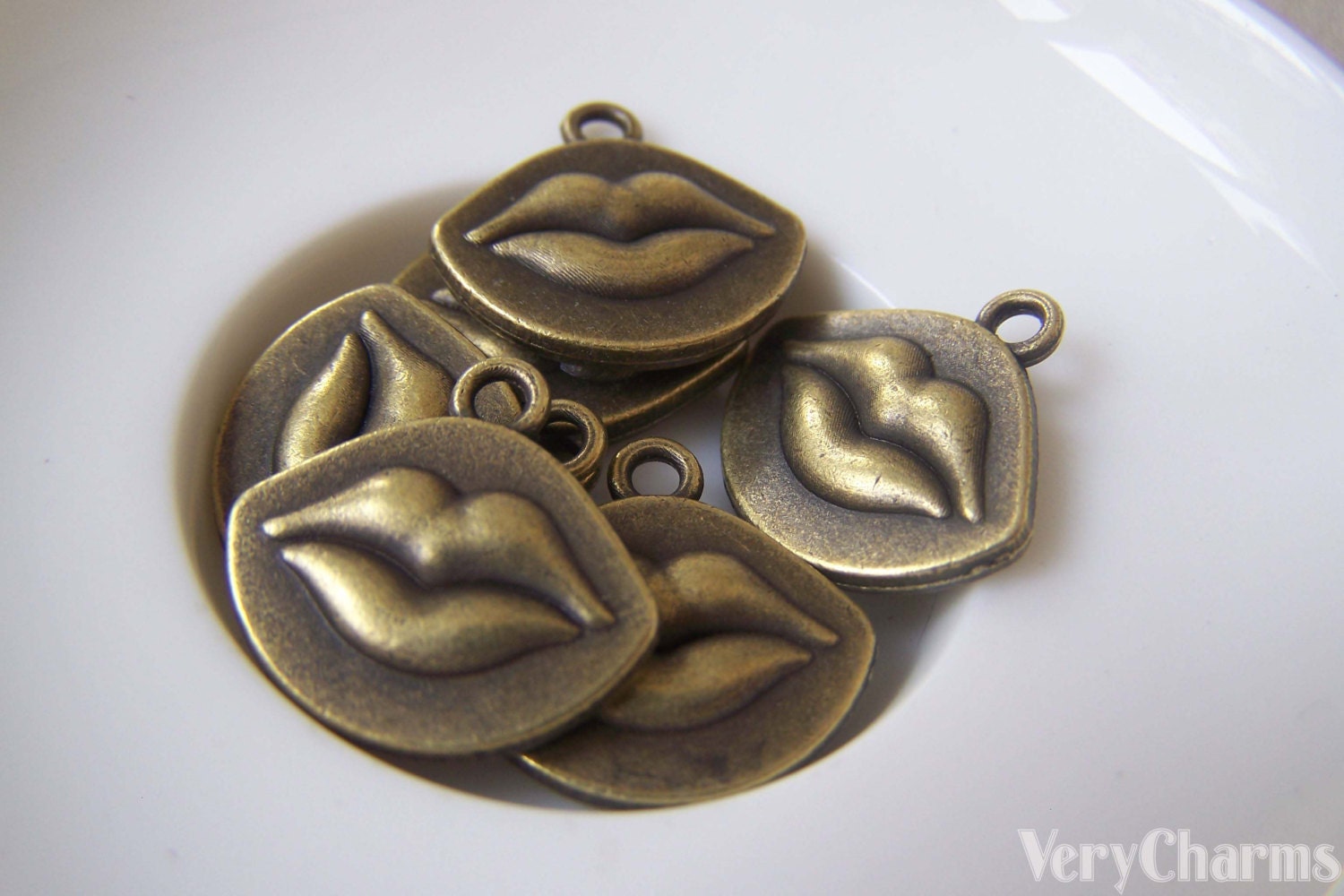 10 Pcs of Antique Bronze Kiss Lips Mouth Charms 18x19mm Double Sided ...