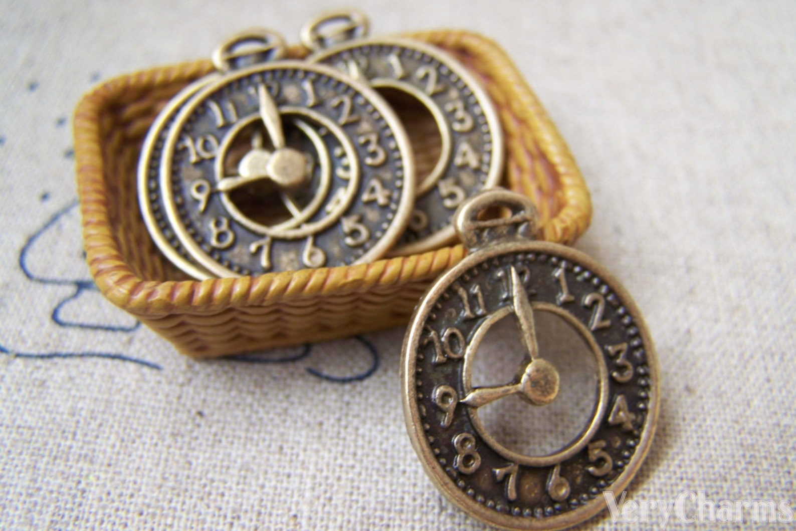 10 Pcs of Antique Bronze Filigree Clock Charms 20x25mm A480 | Etsy