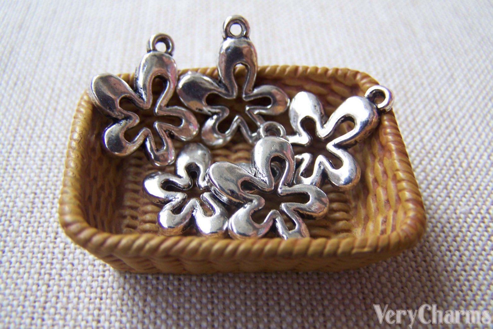 20 Pcs of Antique Silver Cut Out Flower Charms Pendants 13x14mm A1015 ...