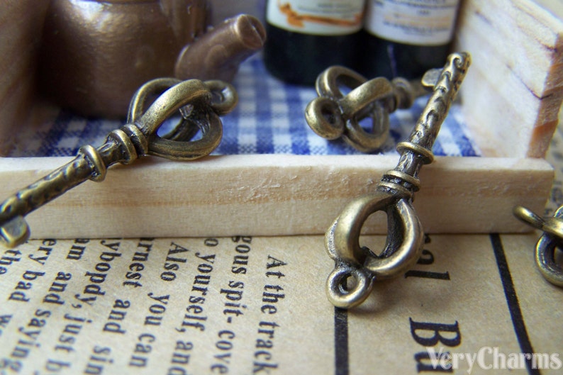 20 Pcs of Antique Bronze Crown Skeleton Key Charms 8x23mm A186 - Etsy