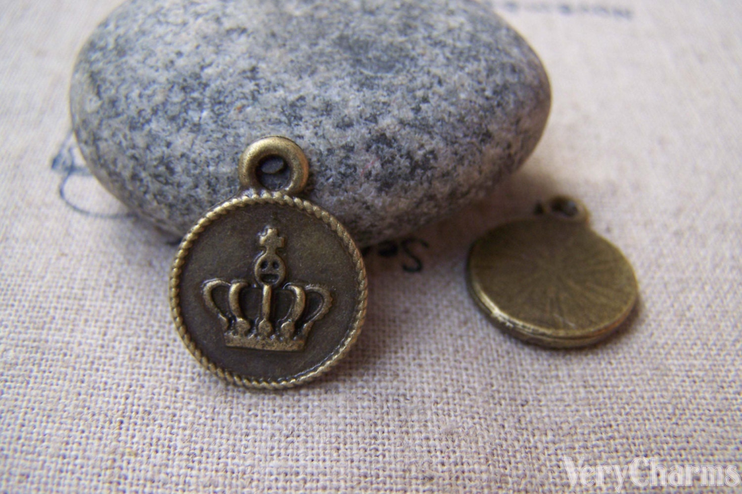 10 Pcs of Antique Bronze Round Embossed Crown Ring Charms 15mm - Etsy