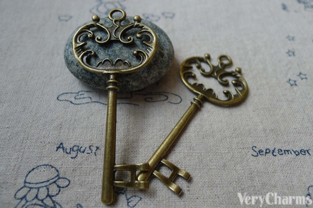 5 Pcs of Antique Bronze Filigree Crown Skeleton Key Pendants Charms ...