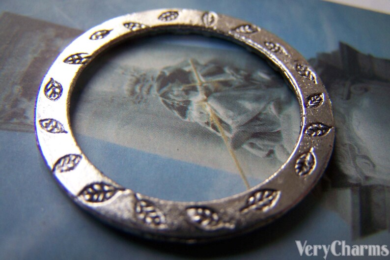 10 Pcs of Antique Silver Flower and Leaf Circle Ring Charms 32mm A3477 ...