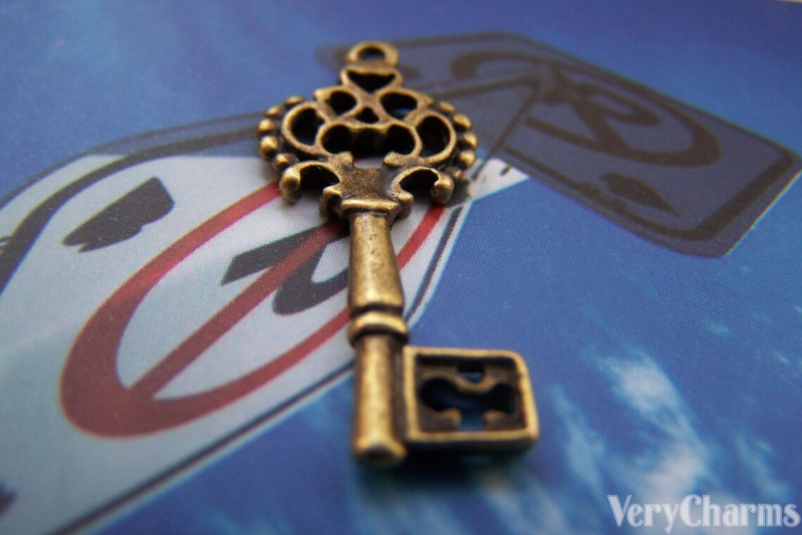 30 Pcs of Antique Bronze Skeleton Key Charms 11x25mm A185 | Etsy