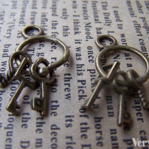 10 Pcs of Antique Bronze Keychain With Three Vintage Keys Charms ...