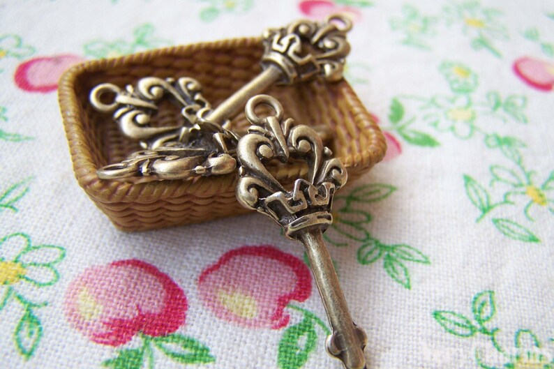 10 Pcs of Antique Bronze Crown Key Skeleton Key Charms - Etsy