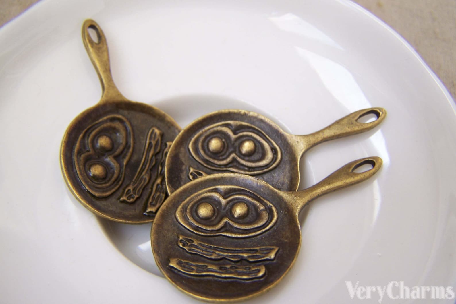 10 Pcs of Antique Bronze Fried Eggs and Bacon in Pan Pendants Charms ...