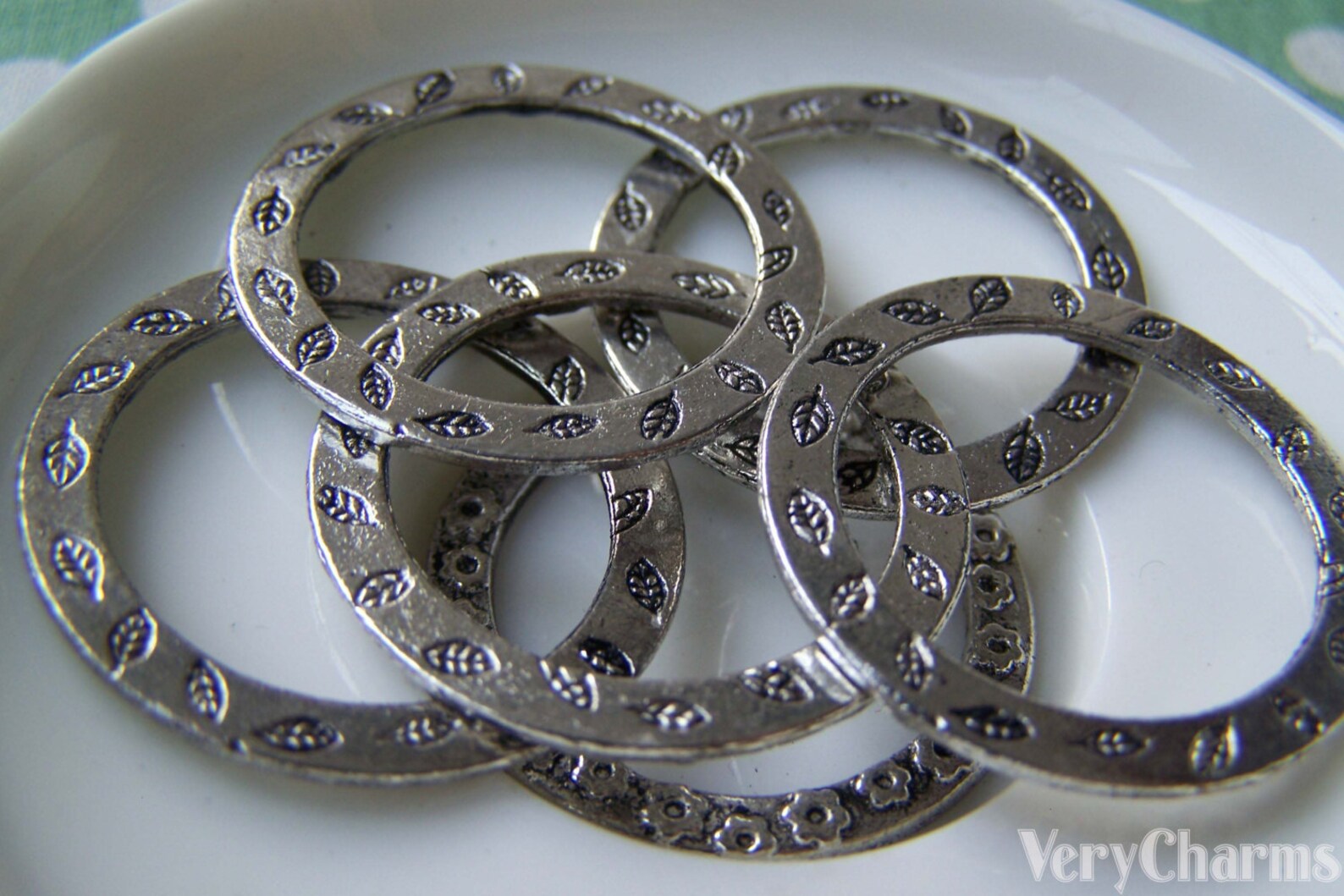10 Pcs of Antique Silver Flower and Leaf Circle Ring Charms 32mm A3477 ...