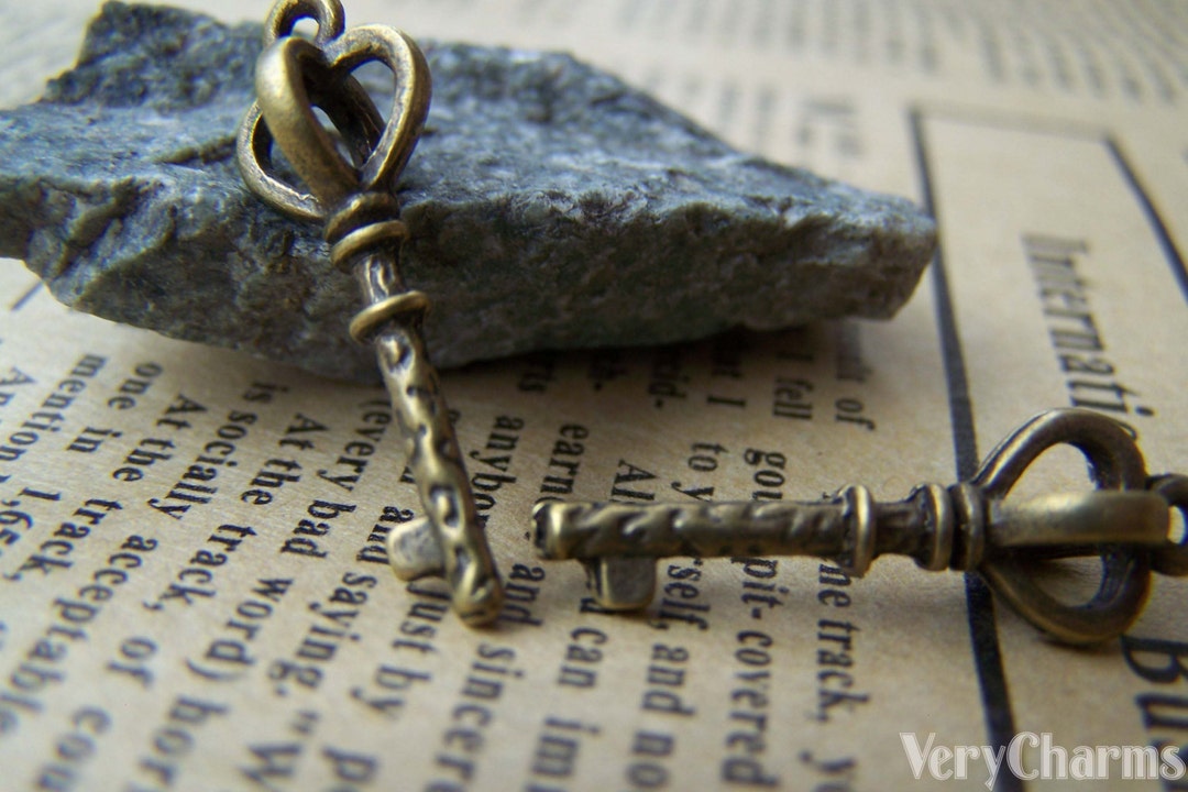 20 Pcs of Antique Bronze Crown Skeleton Key Charms 8x23mm A186 - Etsy