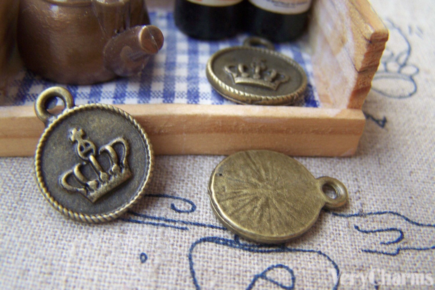 10 Pcs of Antique Bronze Round Embossed Crown Ring Charms 15mm - Etsy