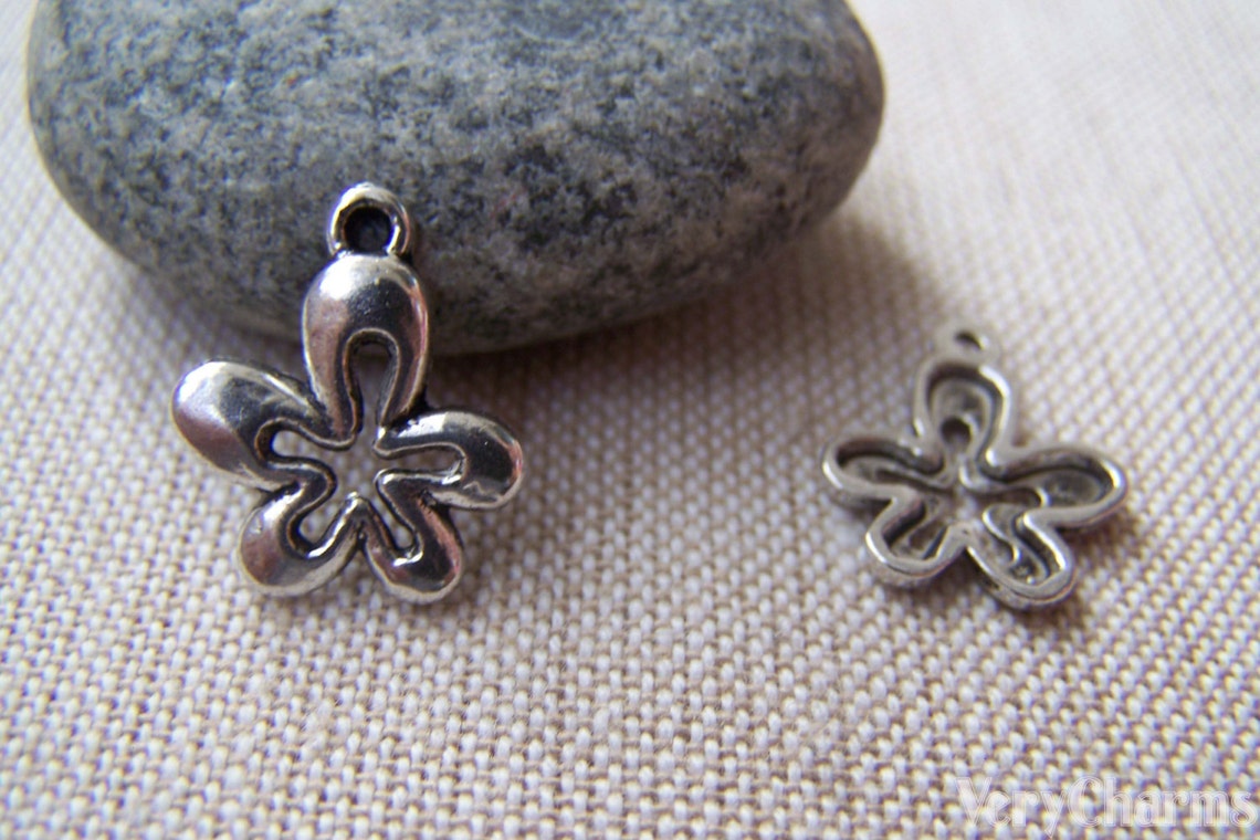 20 Pcs of Antique Silver Cut Out Flower Charms Pendants 13x14mm A1015 ...