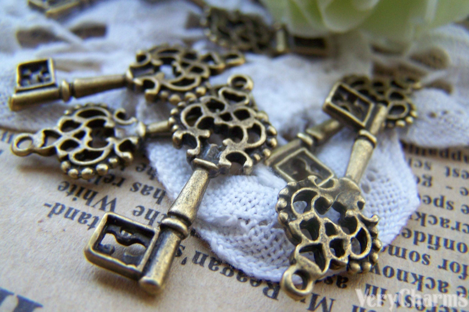 30 Pcs of Antique Bronze Skeleton Key Charms 11x25mm A185 | Etsy