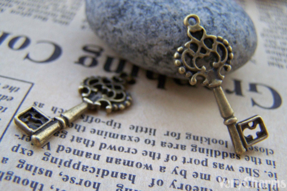 30 Pcs of Antique Bronze Skeleton Key Charms 11x25mm A185 | Etsy