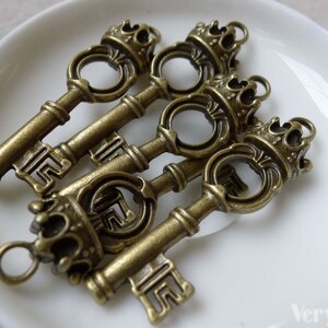 10 Pcs of Antique Bronze Filigree Crown Key Pendants Charms 15x54mm ...