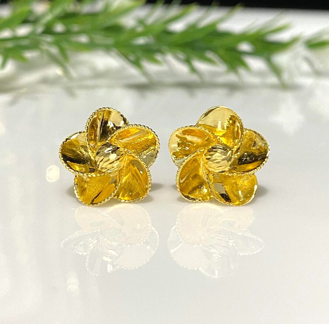 Vintage 610 15K Solid Yellow Gold Diamond Cut Flower Earrings. - Etsy