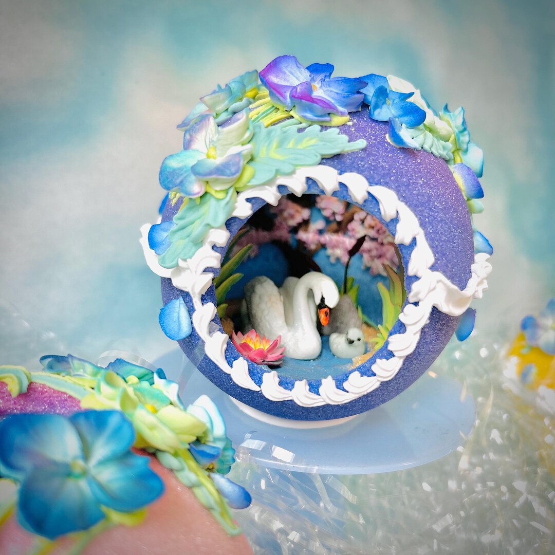 Sugar Swan in Skylight Panoramic Sugar Egg, Decorated With Icing ...