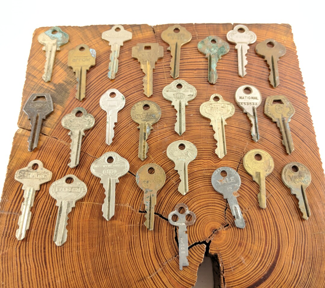 Lot of 25 Vintage Keys. Masterlock, Schlage, Hurd, Arrow, Yale, Sargent ...