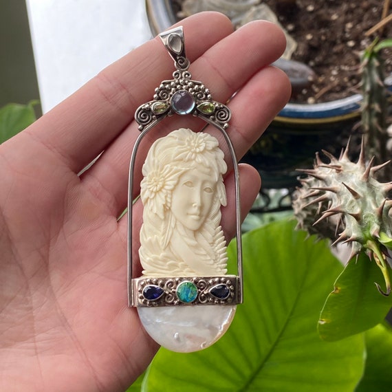 Sajen goddess pendant store
