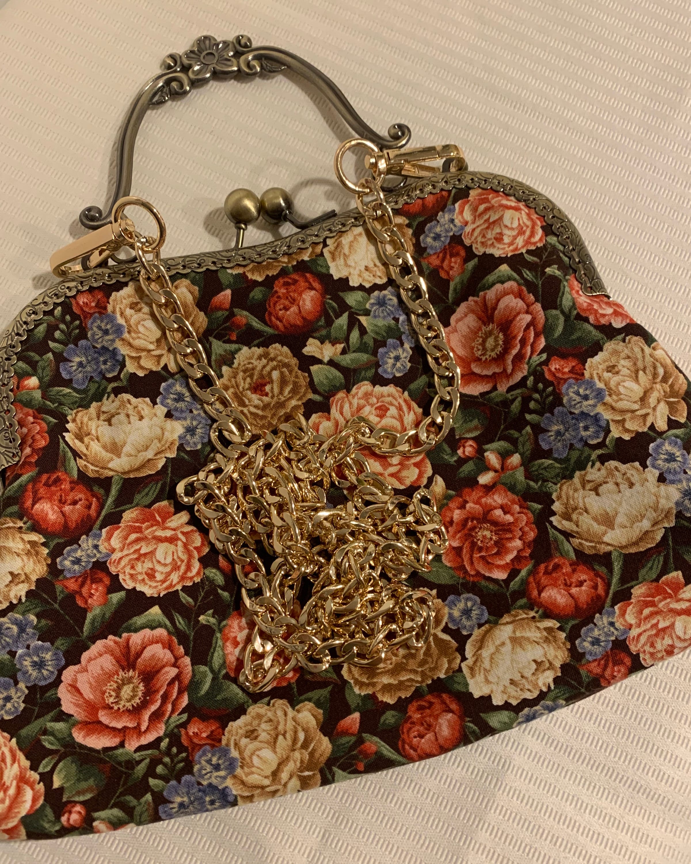 Kiss Clasp Handbag - Vintage Style Handbag With Shoulder Chain ...