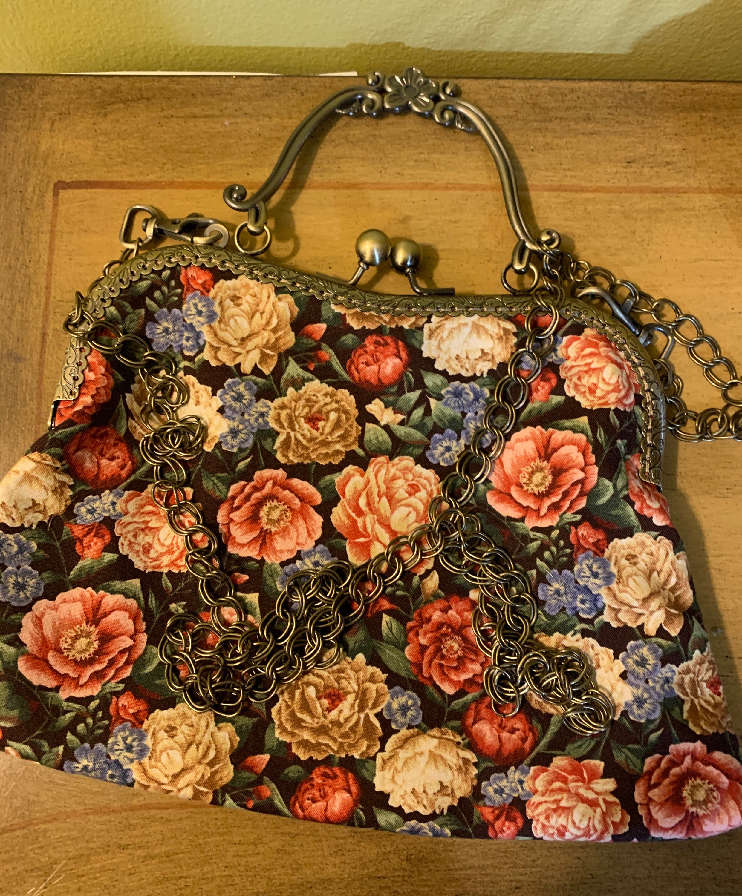 Kiss Clasp Handbag - Vintage Style Handbag With Shoulder Chain ...