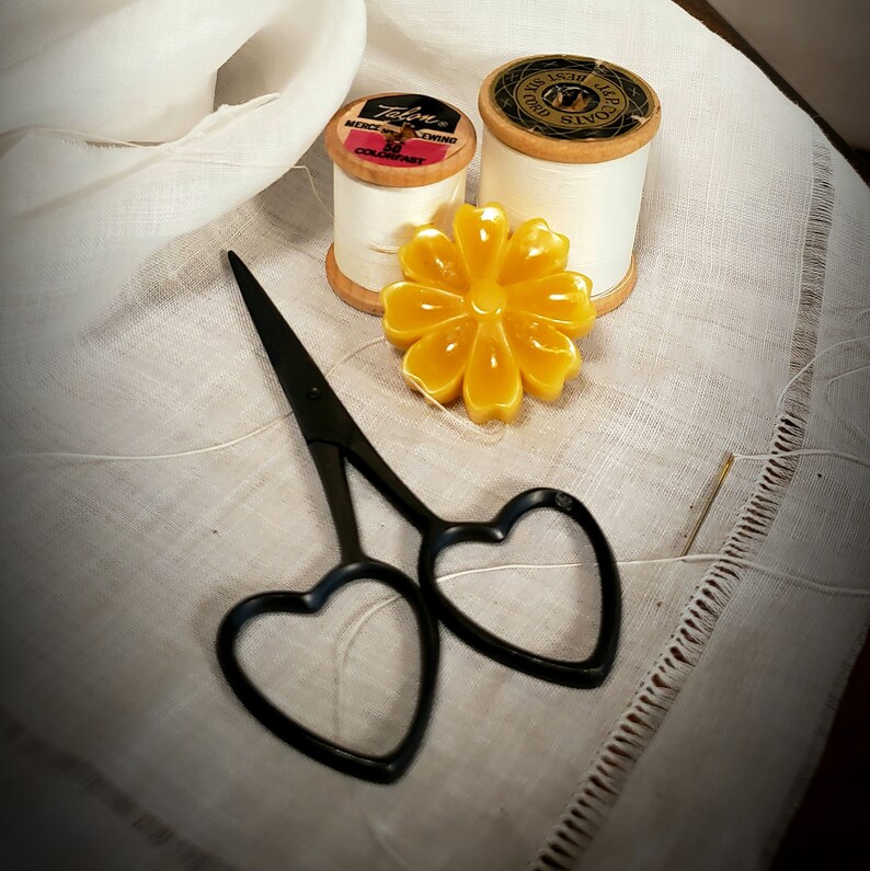 Beeswax Cake for Hand Sewing - Daisy Flower - Thread Conditioner Waxer - Etsy