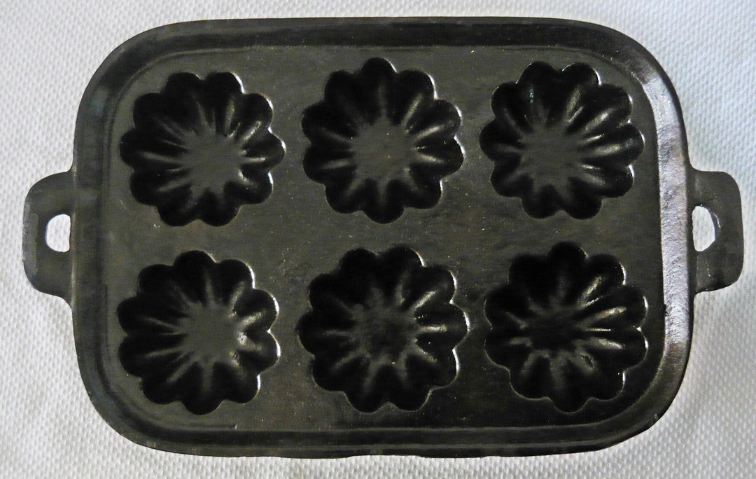 Pre-1900's Unmarked Lodge Cast Iron Shell, Turks Head Gem or Muffin Pan ...