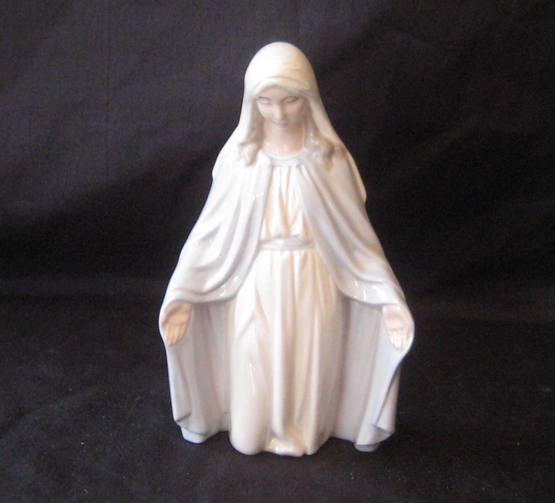 Vintage Kneeling Madonna Figurine, Virgin Mary, Mother of Christ, Pale ...