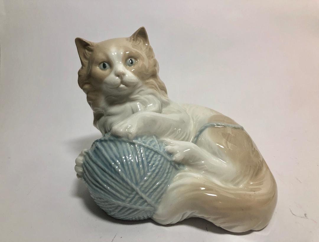 Vintage 1978 NAO Lladro Cat W Yarn Ball Smooth Porcelain Daisa SPAIN ...