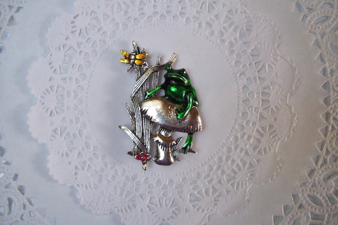 Frog Magnet - Toadstool Magnet - Frog Decor - Mushroom Magnet - Friend ...