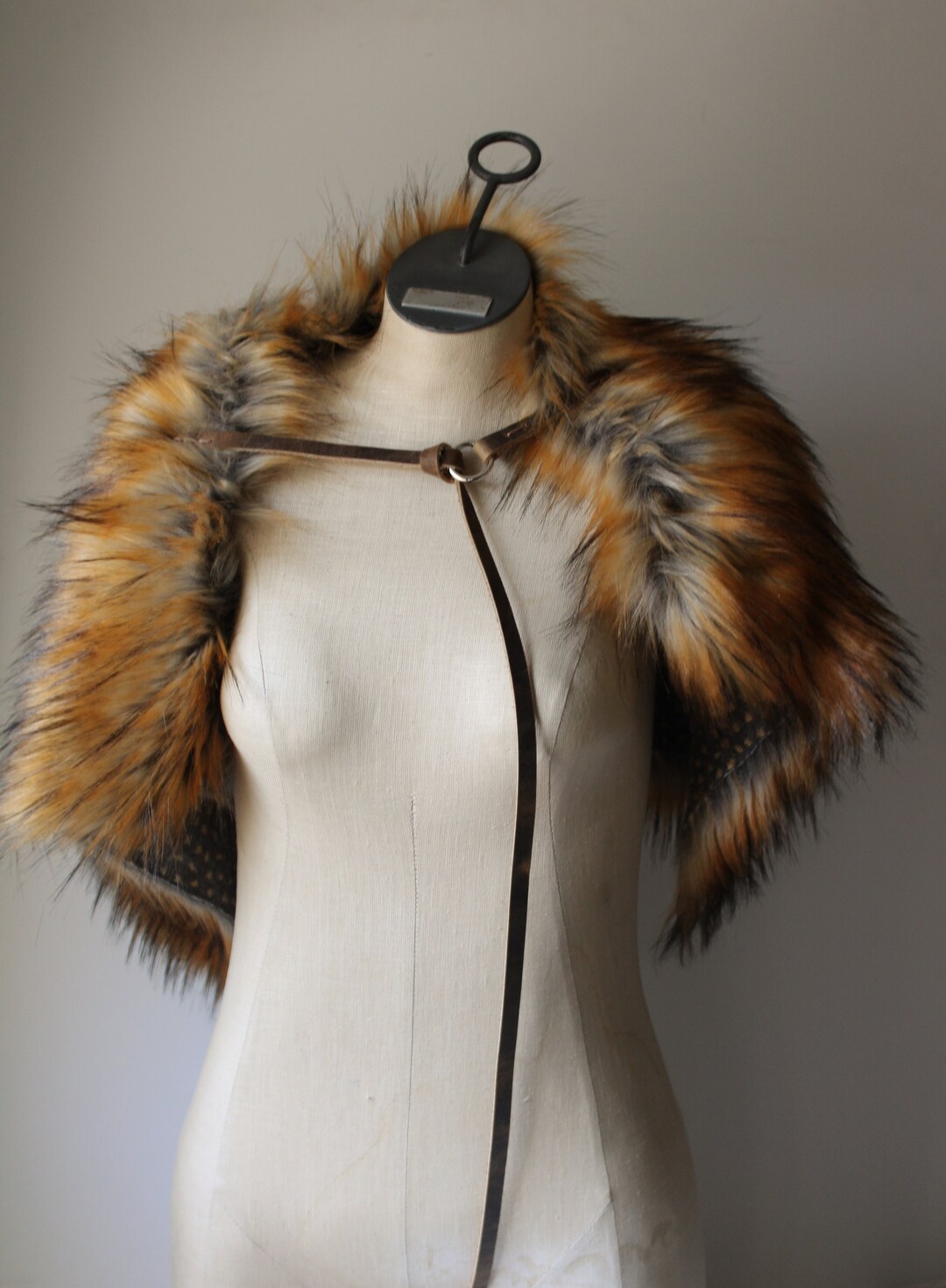 River Wolf Fur Shoulder Pelt Drape Tan Single Leather Strap Imitation ...