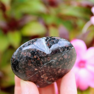 Garnet Biotite With Mica Polished Puffy Heat, Palm Stone , Tumble ...