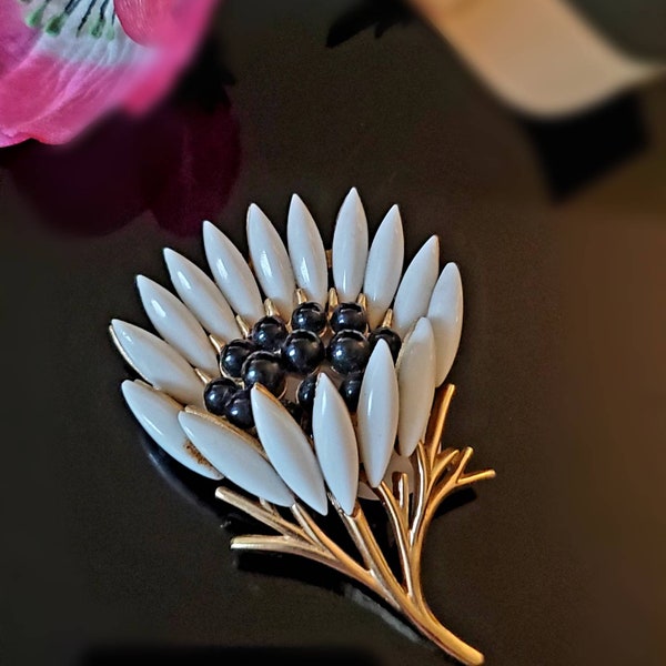Trifari Pin Brooch - Etsy