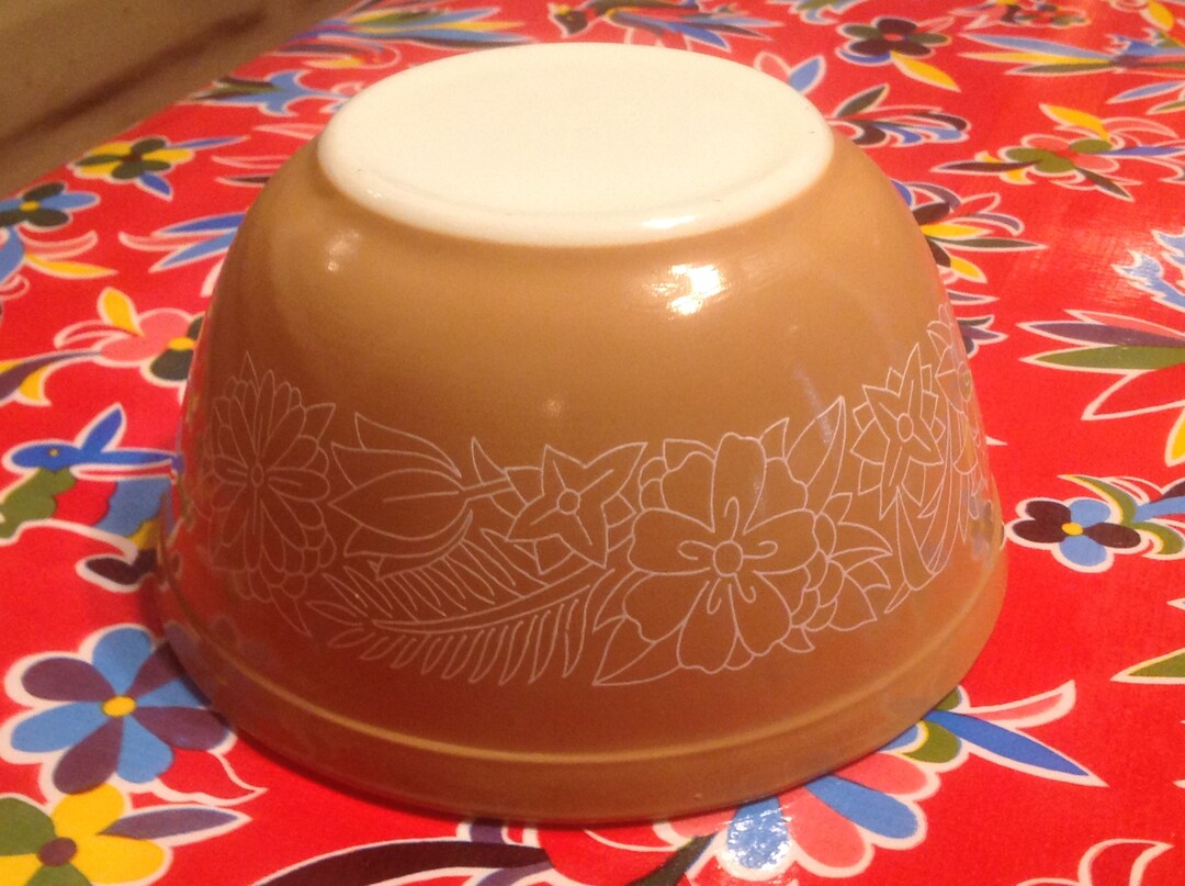 Vintage White 1.5 Quart Pyrex Beige Mixing Bowl With Floral Designs - Etsy