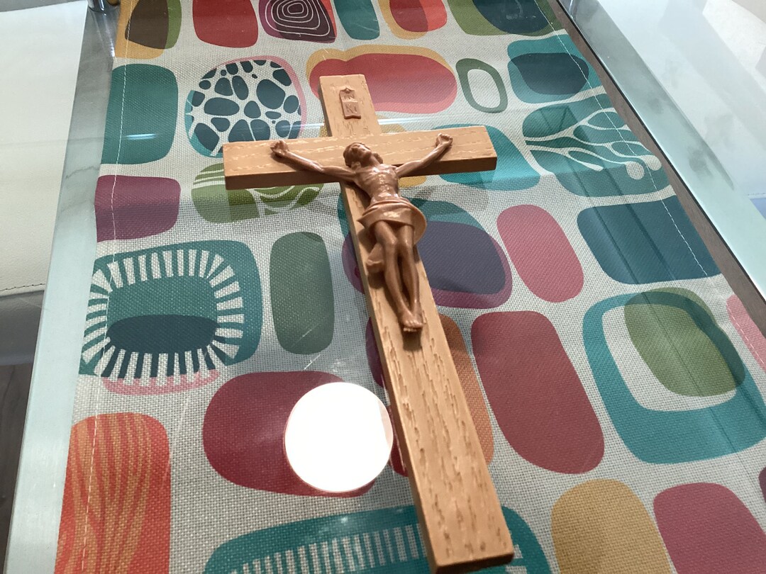 Vintage Plastic Crucifix Featuring Christ on the Cross - Etsy