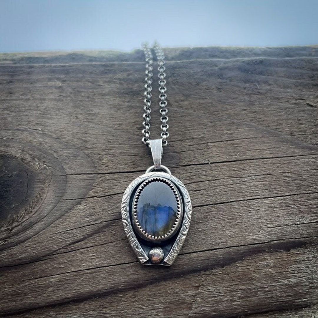 A Beautiful Handmade Blue Flash Labradorite Pendant of Sterling Silver ...