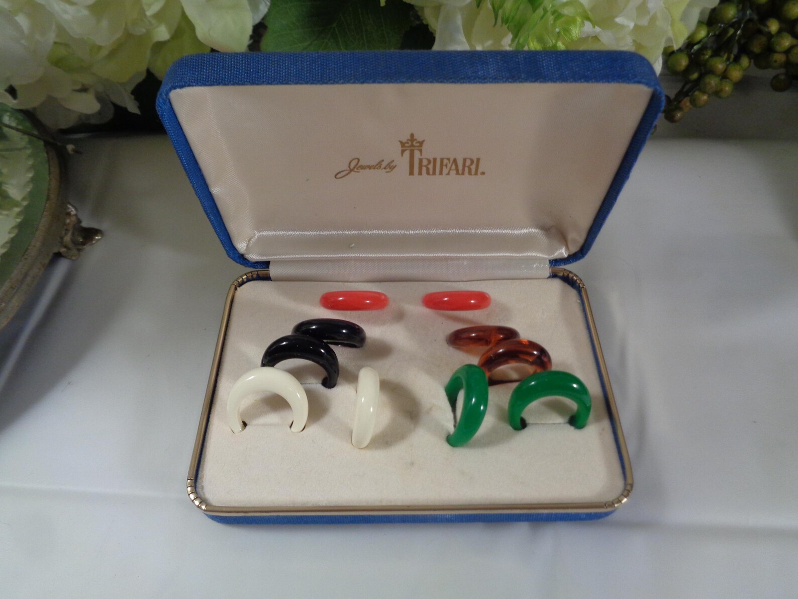 Vintage Trifari Lucite Rings Set: Orange, Green, Black, White (size 5-8 ...
