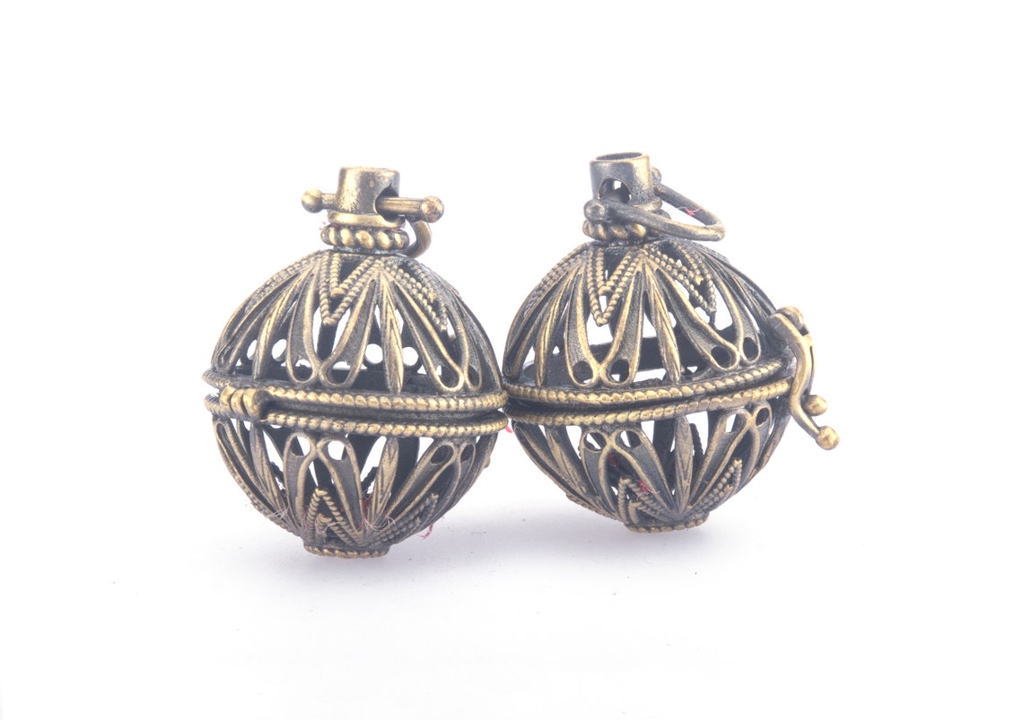 Round Filigree Locket Geometric Locket Pendant Vintage - Etsy