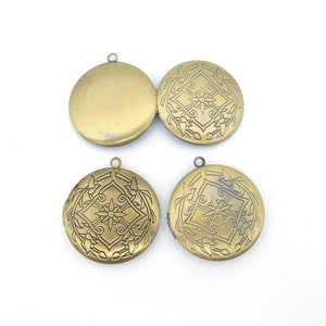 Plain Simple Round Lockets - Player Locket Charms - Gift Idea Lockets ...