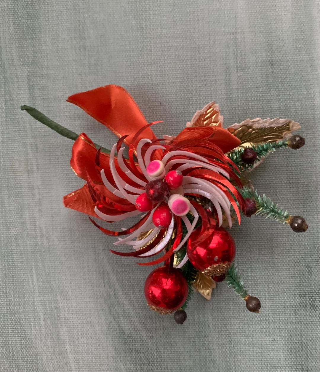 50’s DELUXE CORSAGE Red & White Swirling Pinwheel Center Green Brush ...