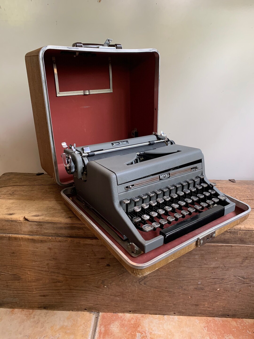 Vintage Gray Magic Royal Portable Quiet De Luxe Typewriter With Case ...