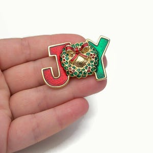 Vintage Enamel Joy Christmas Brooch Red Green and Gold Wreath Word Joy ...