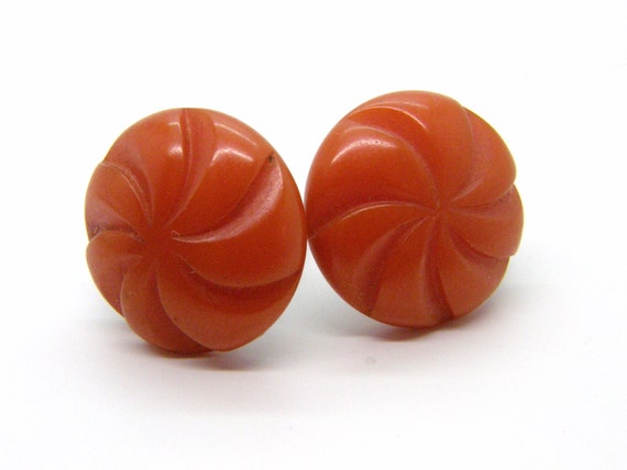 Carved Caramel Color Bakelite Button Screw back Earri… - Gem