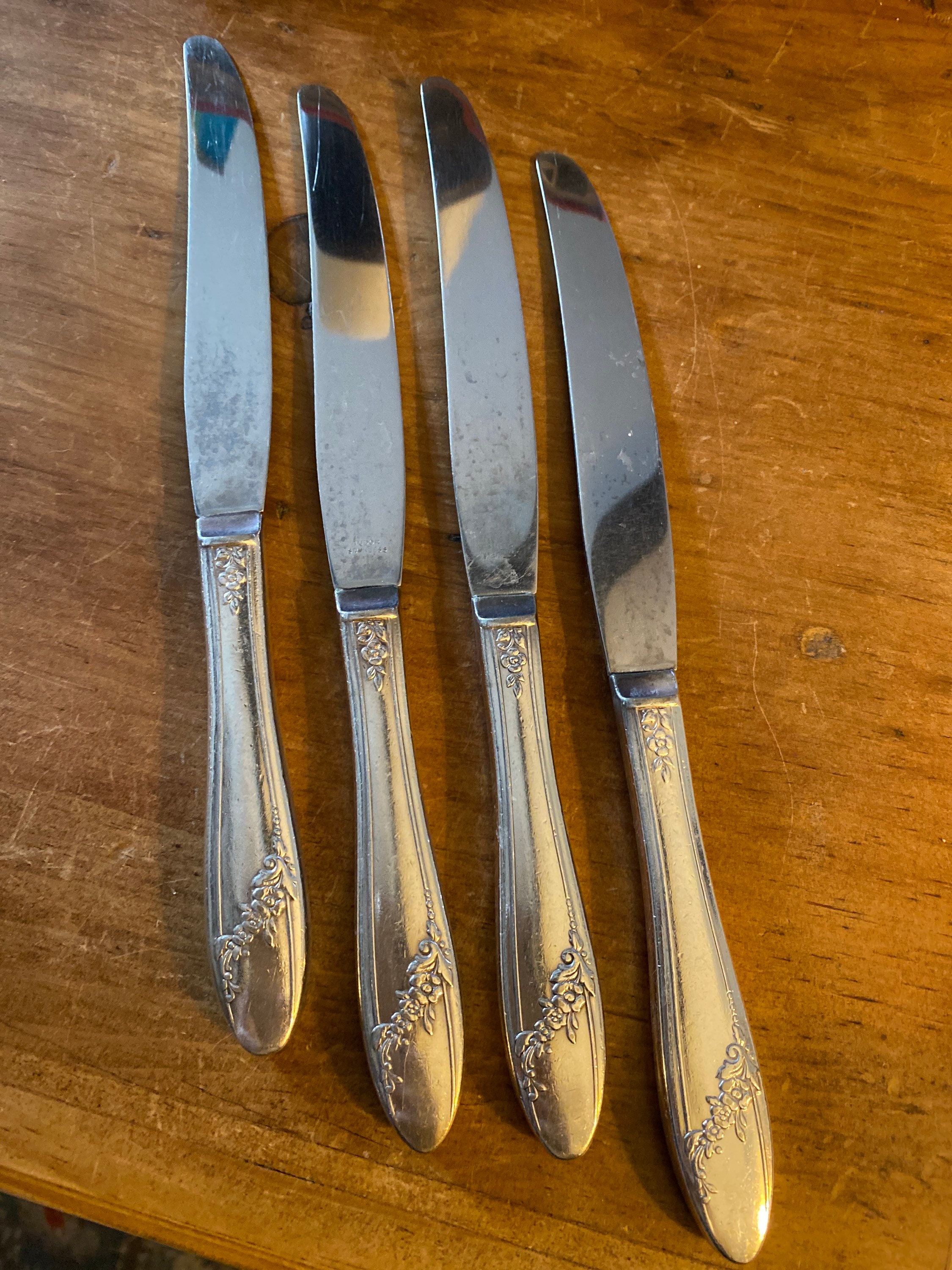 Set of 4 Tudor Silverplate Modern Solid Dinner Knives With Stainless ...